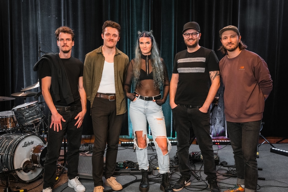 ELEKTROONILISE INDIE-POPI ARTIST LAURA JUNO ANDIS VÄLJA STUUDIO LIVE ...